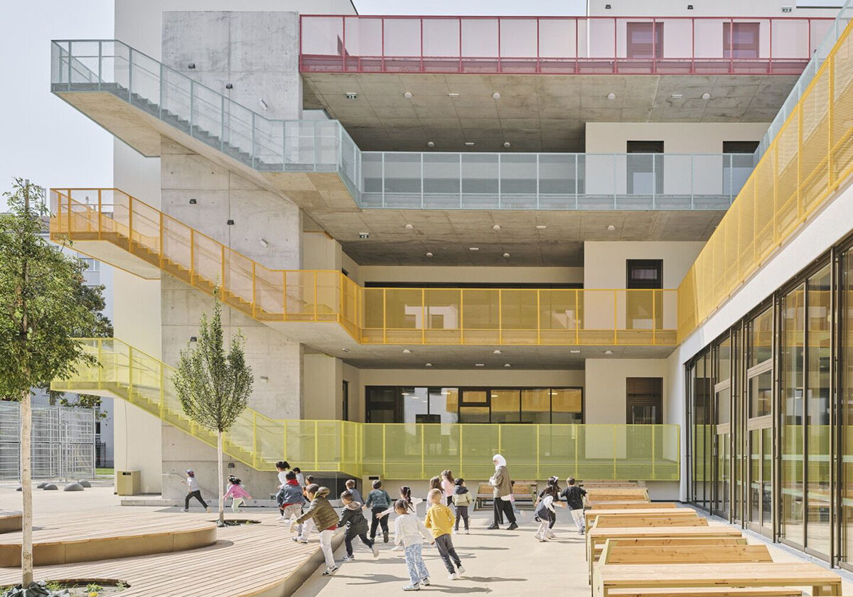 Schulerweiterung von hey! architektur in Wien / Historische Fassade und ...