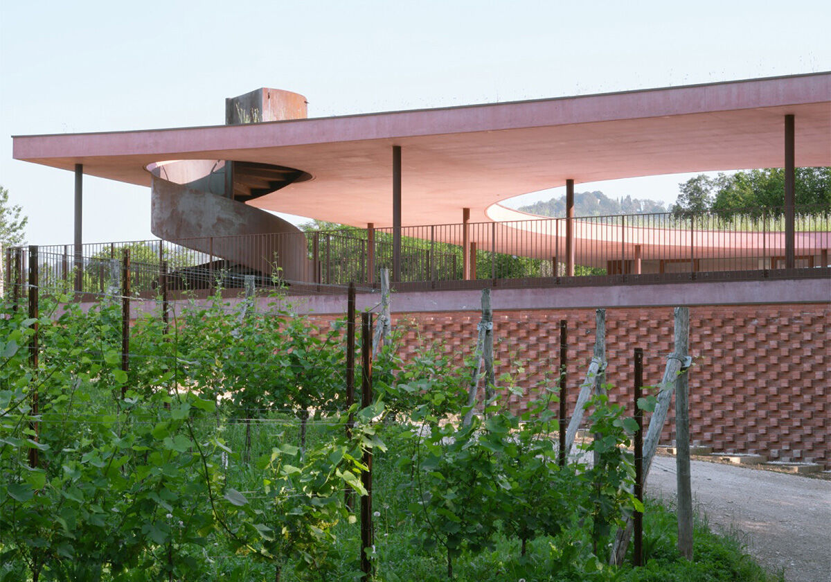 Weingut in der Lombardei von Studio Pizzi / Fässer und Kunst ...