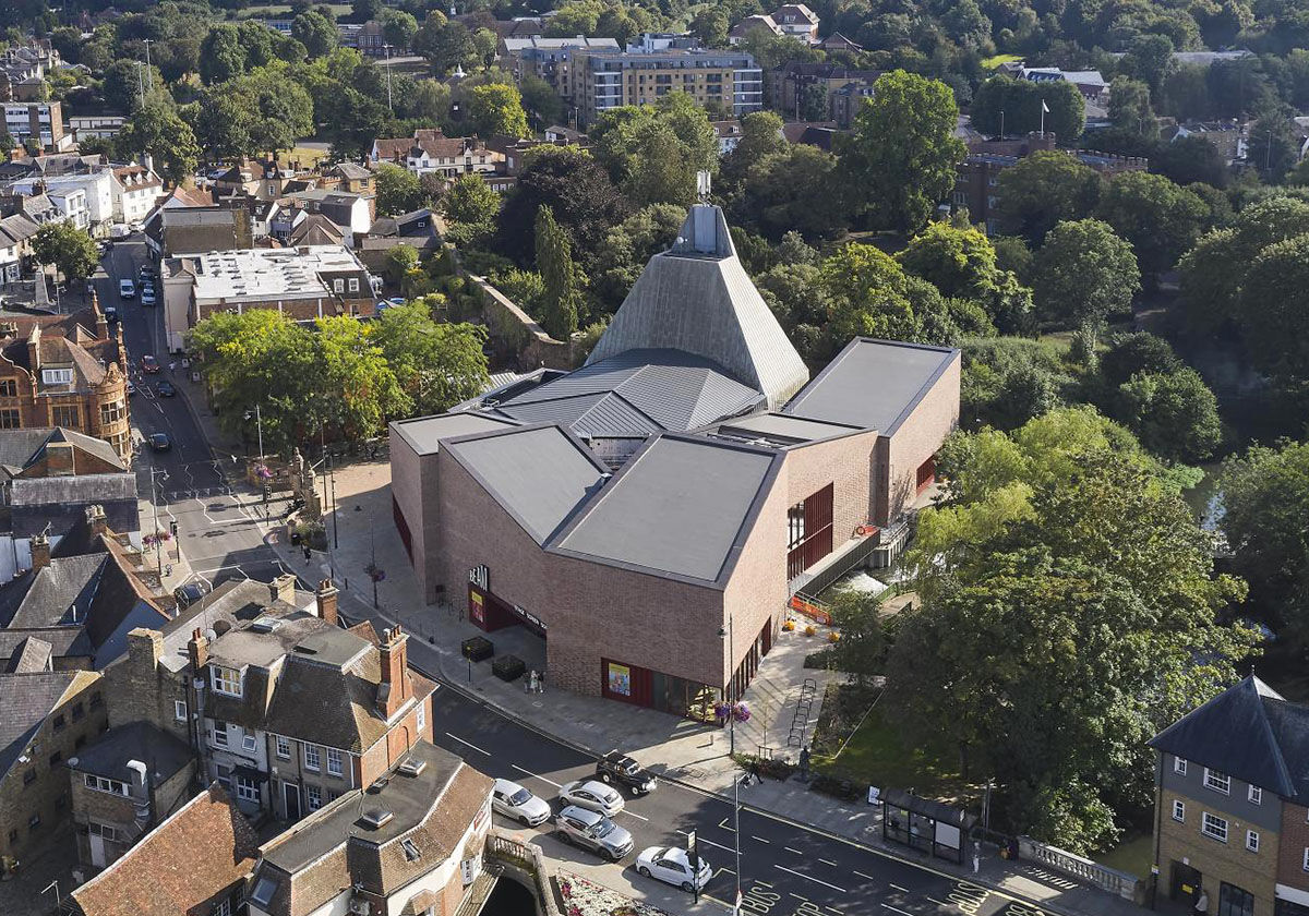 Kulturzentrum in Hertford von Bennetts Associates / Ums Theater gebaut ...