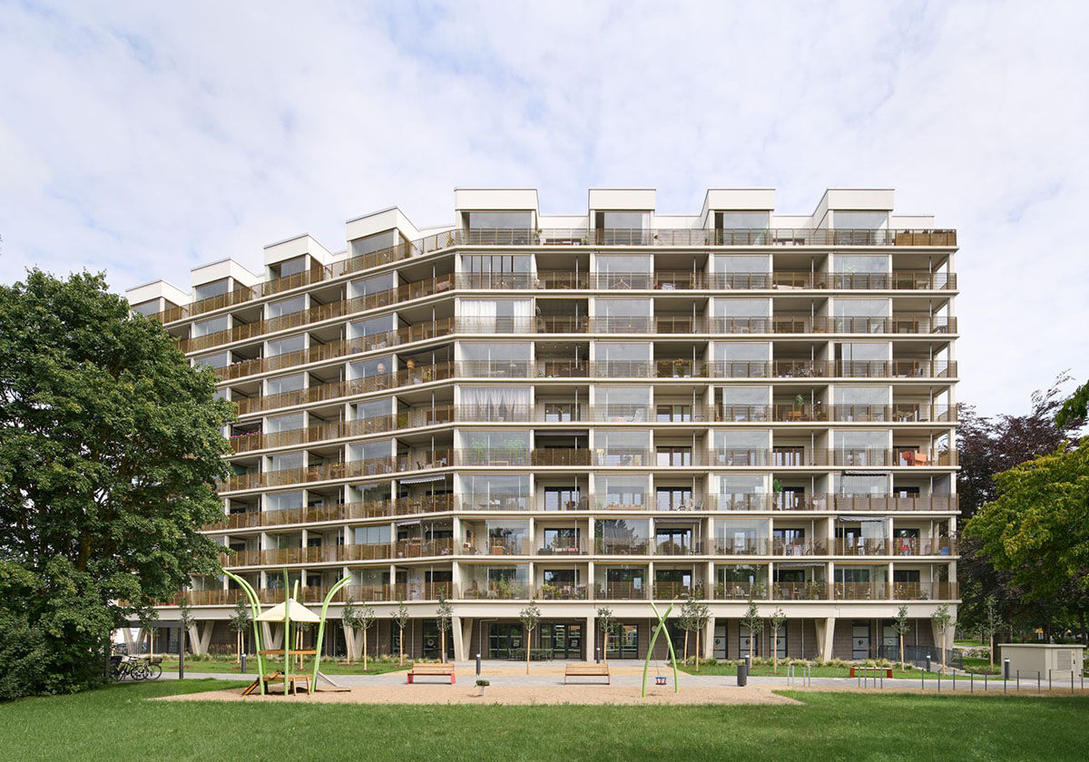 Umgebautes Wohnhochhaus in Lübeck von ppp architekten + stadtplaner ...